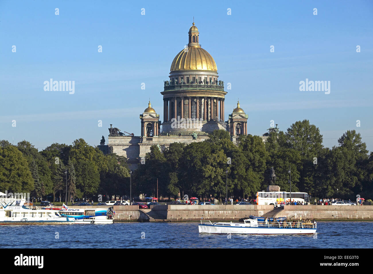 russland-sankt-petersburg-newa-ufer-isaakskathedrale-fluss-boote