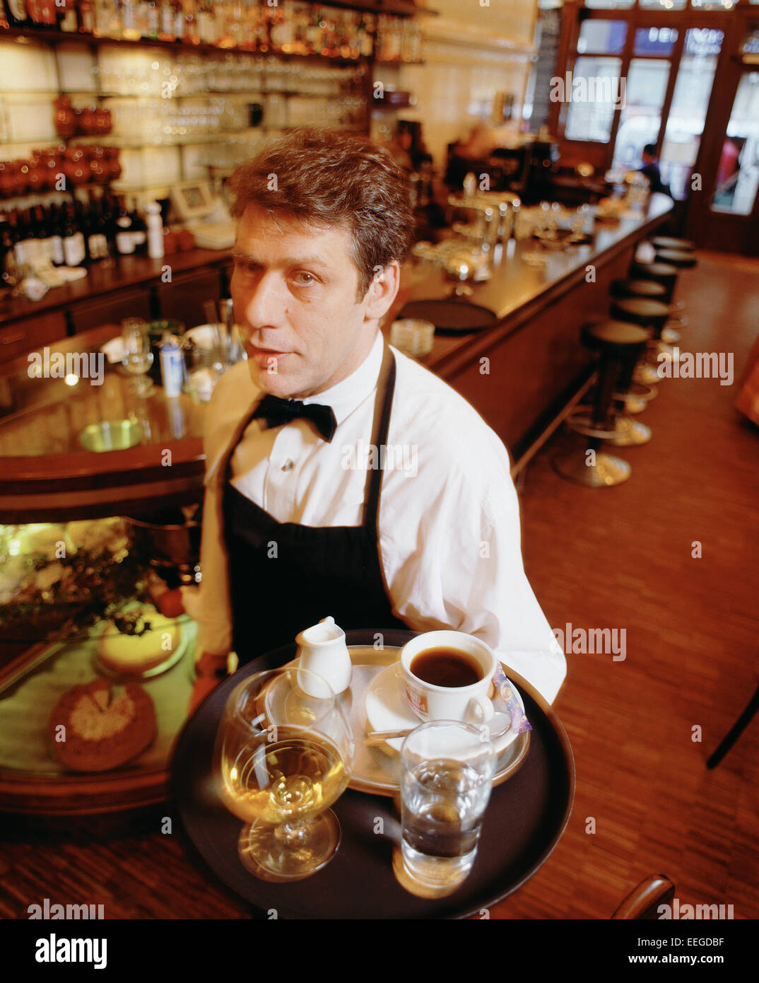 Deutscher kellner -Fotos und -Bildmaterial in hoher Auflösung – Alamy