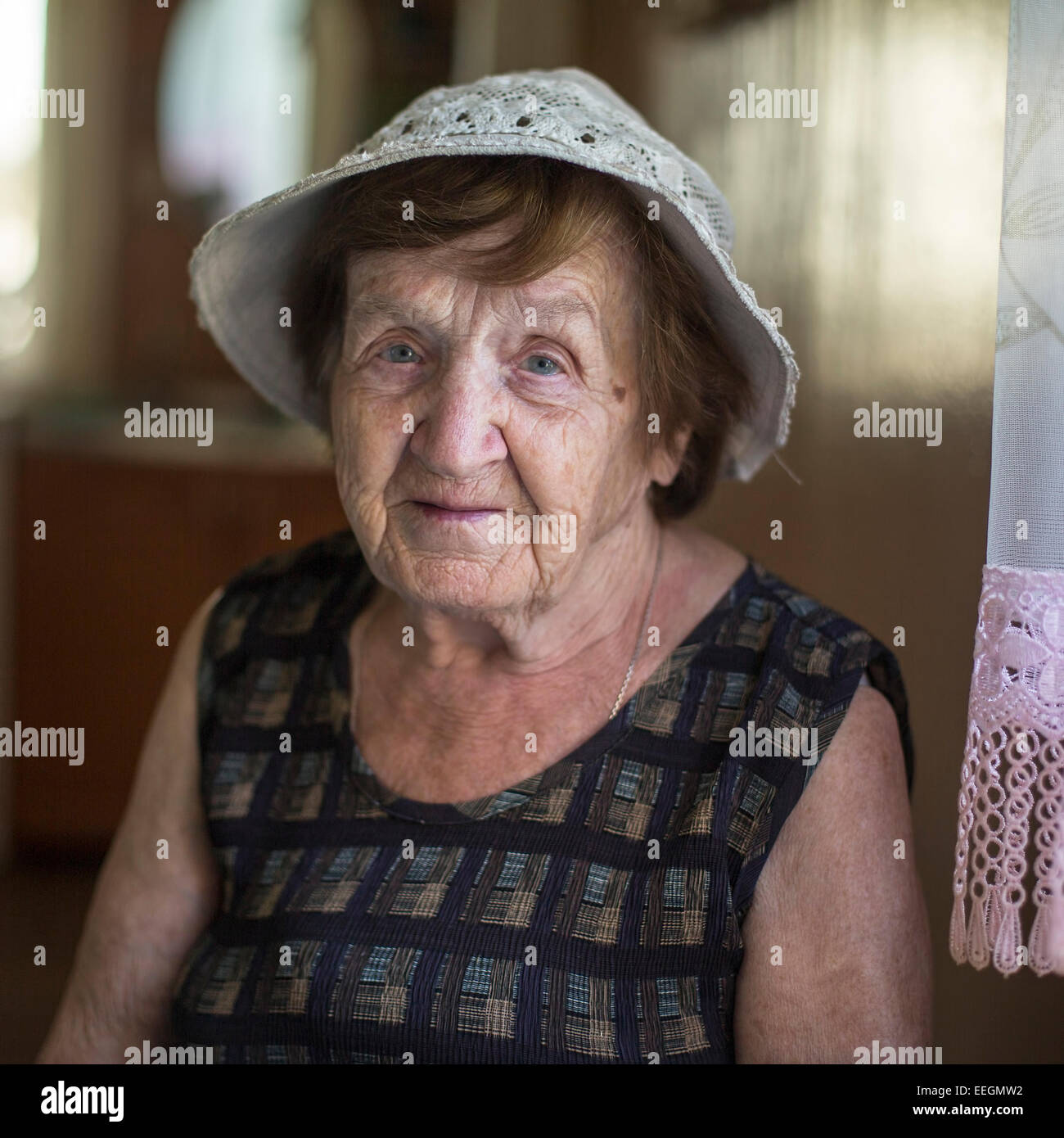 Alte frau sitzend -Fotos und -Bildmaterial in hoher Auflösung – Alamy