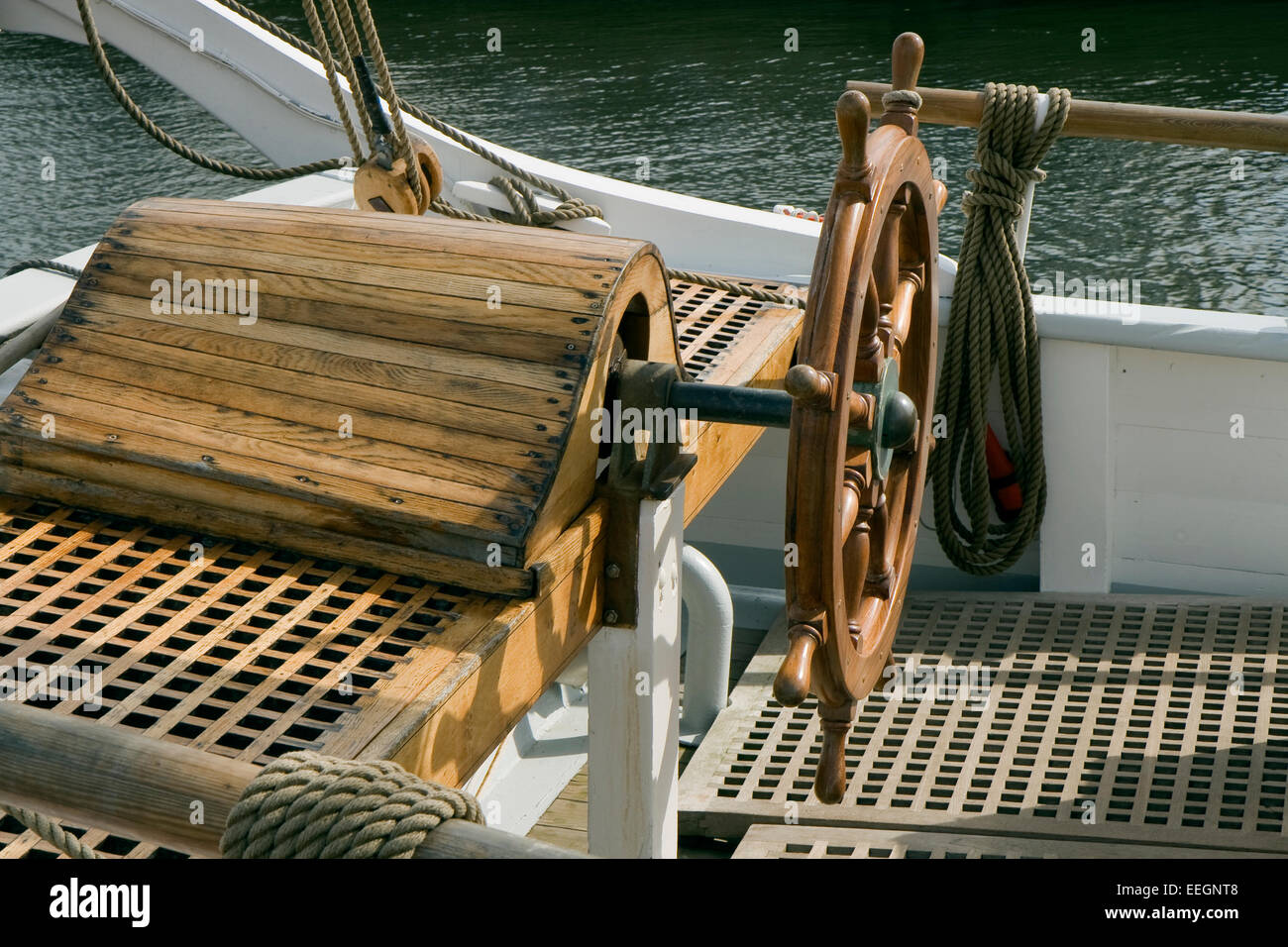 Steuerrad boot -Fotos und -Bildmaterial in hoher Auflösung – Alamy