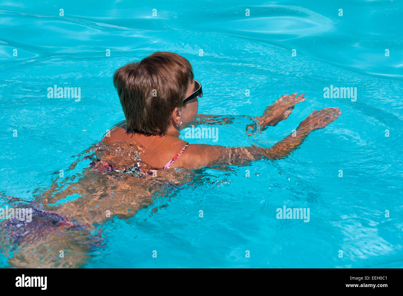 Middle aged woman in bikini -Fotos und -Bildmaterial in hoher Auflösung – Alamy