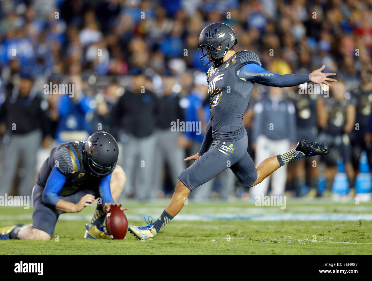 1. November 2014 UCLA Bruins Ort Kicker Ka'imi Fairbairn #15 tritt ...