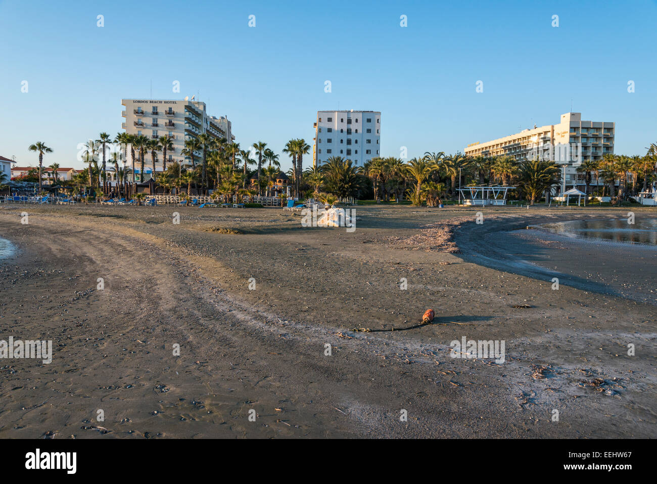 Strand in Larnaca Bay mit Blick auf das Lordos Beach Hotel, Sandy Beach ...