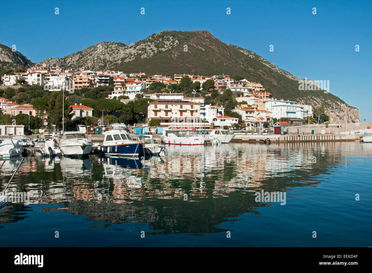 Blick auf Cala Gonone touristischen Hafen auf der Küste von Orosei Golf ...
