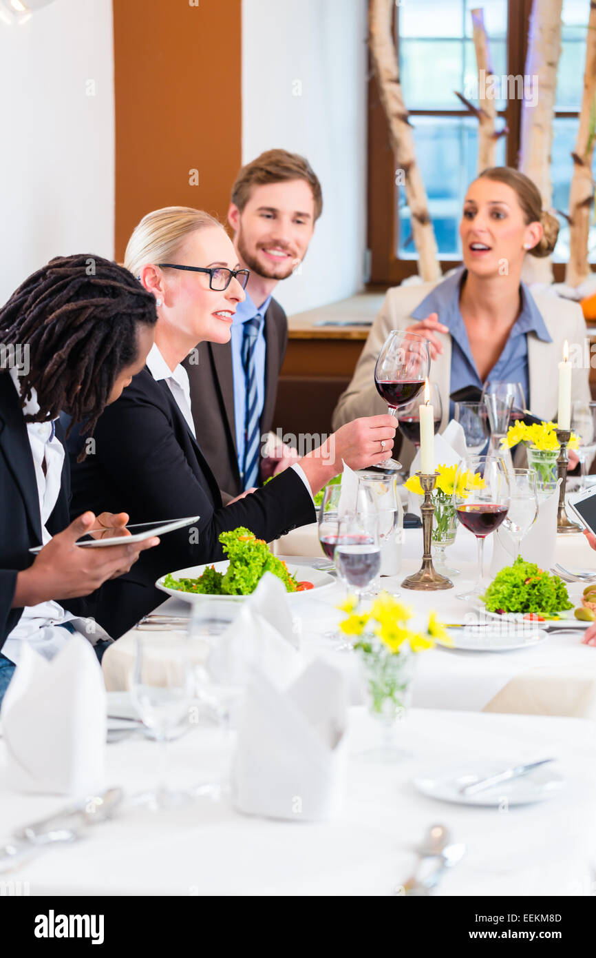 Team von Business-Lunch im Restaurant Essen und trinken in der Feier ...