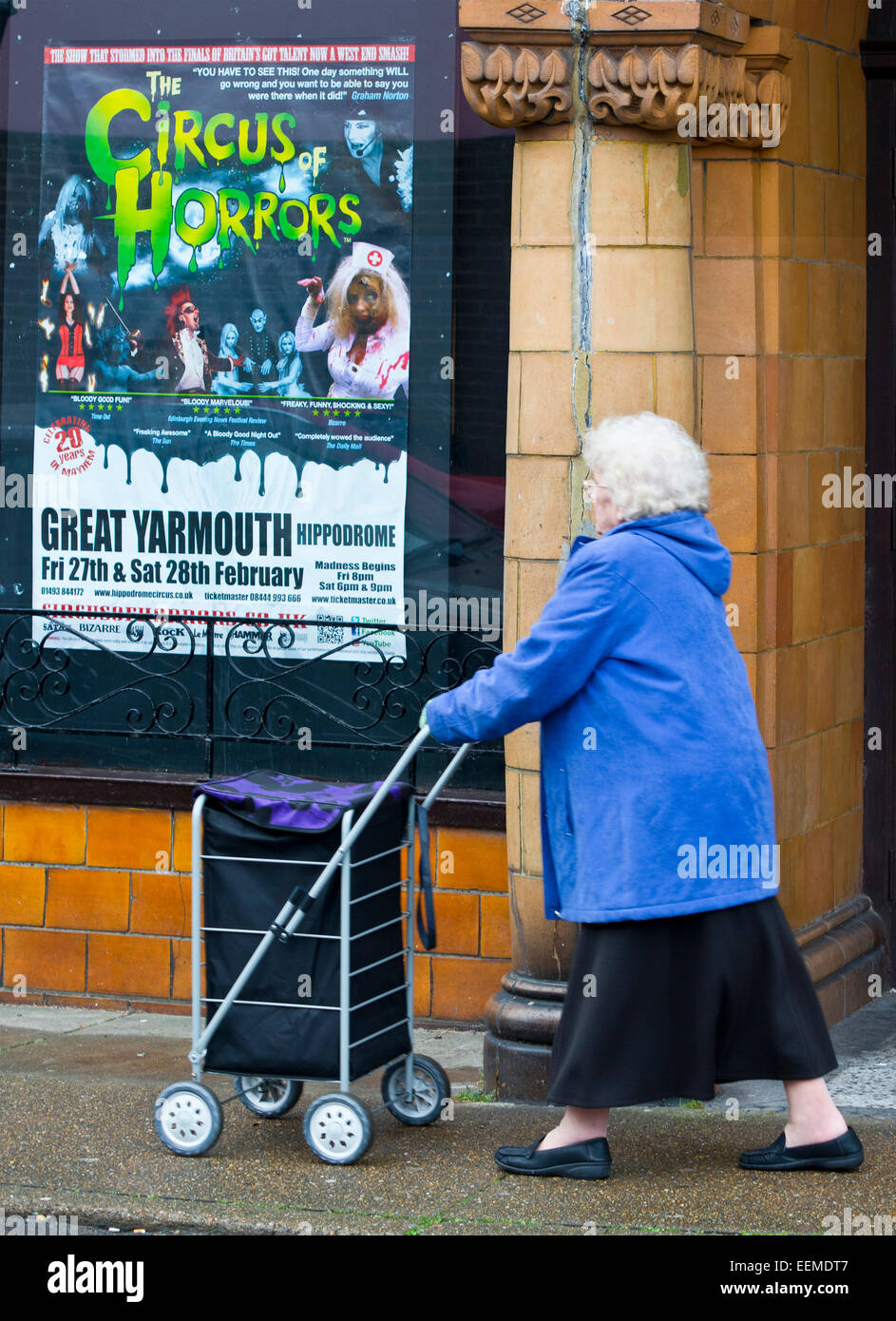 Old woman pushing shopping trolley -Fotos und -Bildmaterial in hoher ...