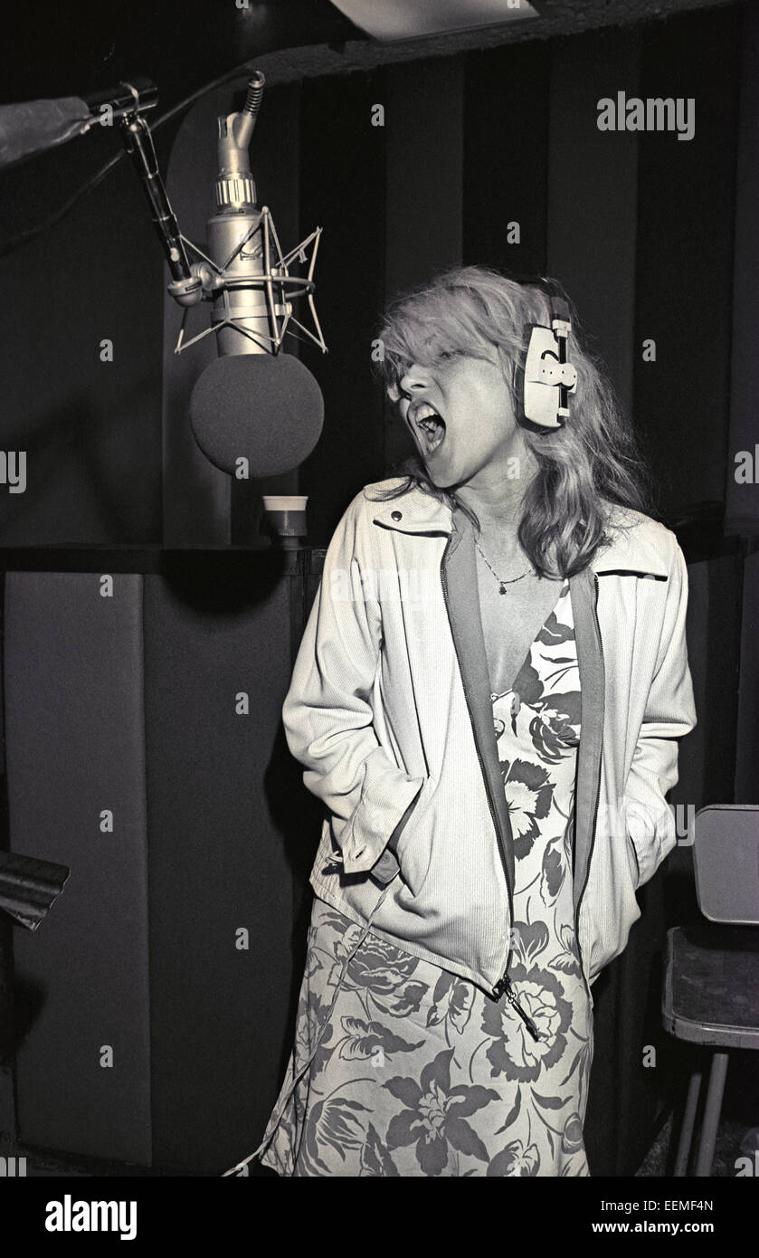Debbie Harry von der Band Blondie arbeiten am Gesang Aufnahme parallele ...