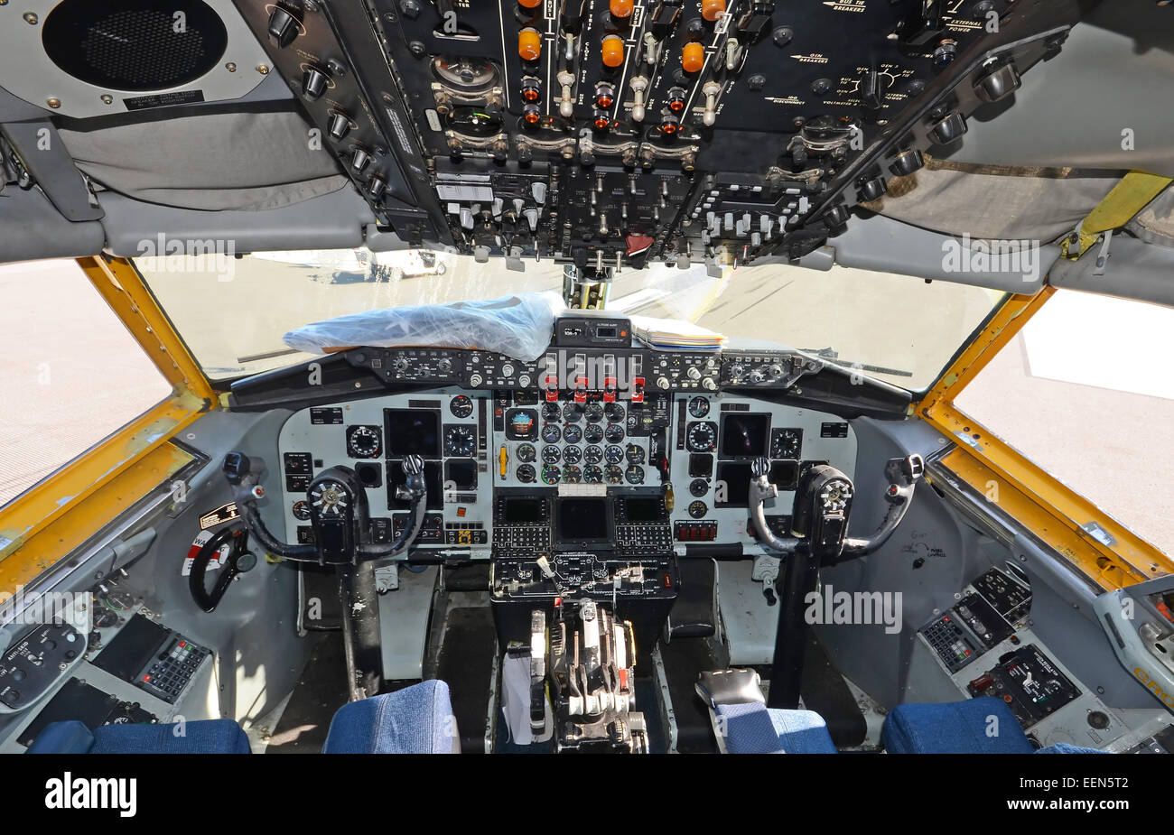 Militärische Luft-Tanker-Cockpit-Ansicht von uns Luftwaffe KC-135 ...