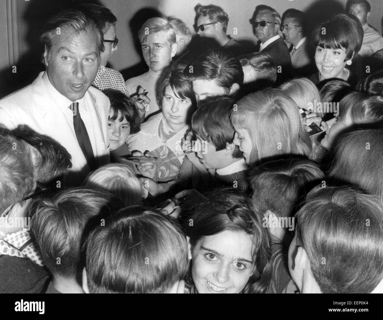 Hollywood star Lex Barker ist überwältigt von Fans nach seiner Ankunft ... Hollywood star Lex Barker ist überwältigt von Fans nach seiner Ankunft ...