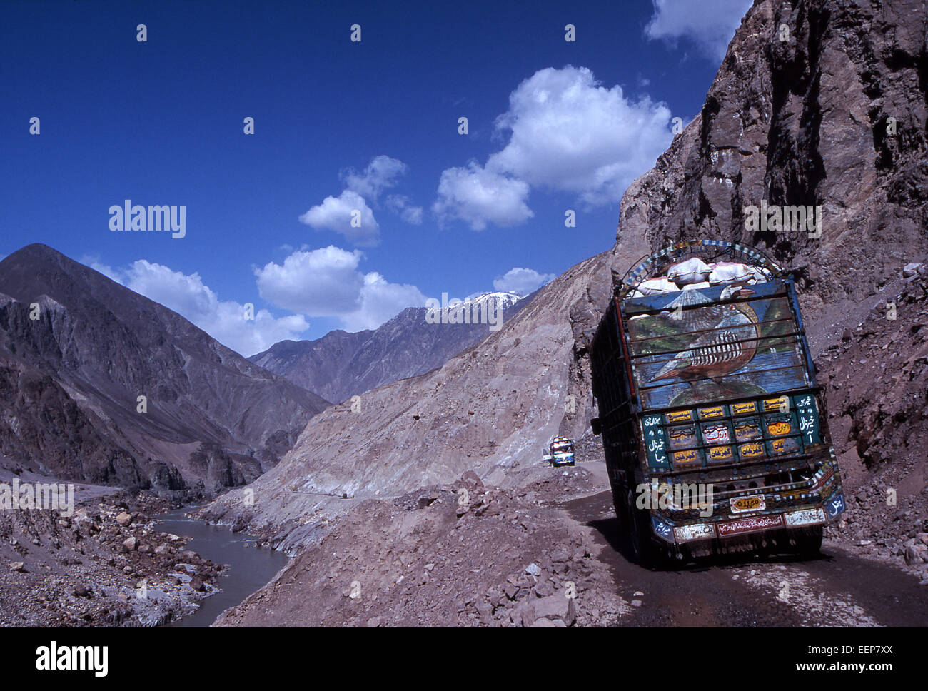 Karakorum Highway in Pakistan, füllt ein bemalter und dekorierter LKW ...
