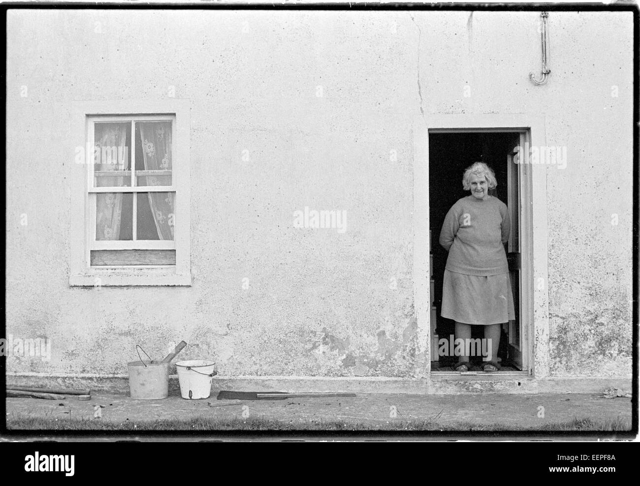 Alte frau 70er jahre Schwarzweiß-Stockfotos und -bilder - Seite 3 - Alamy