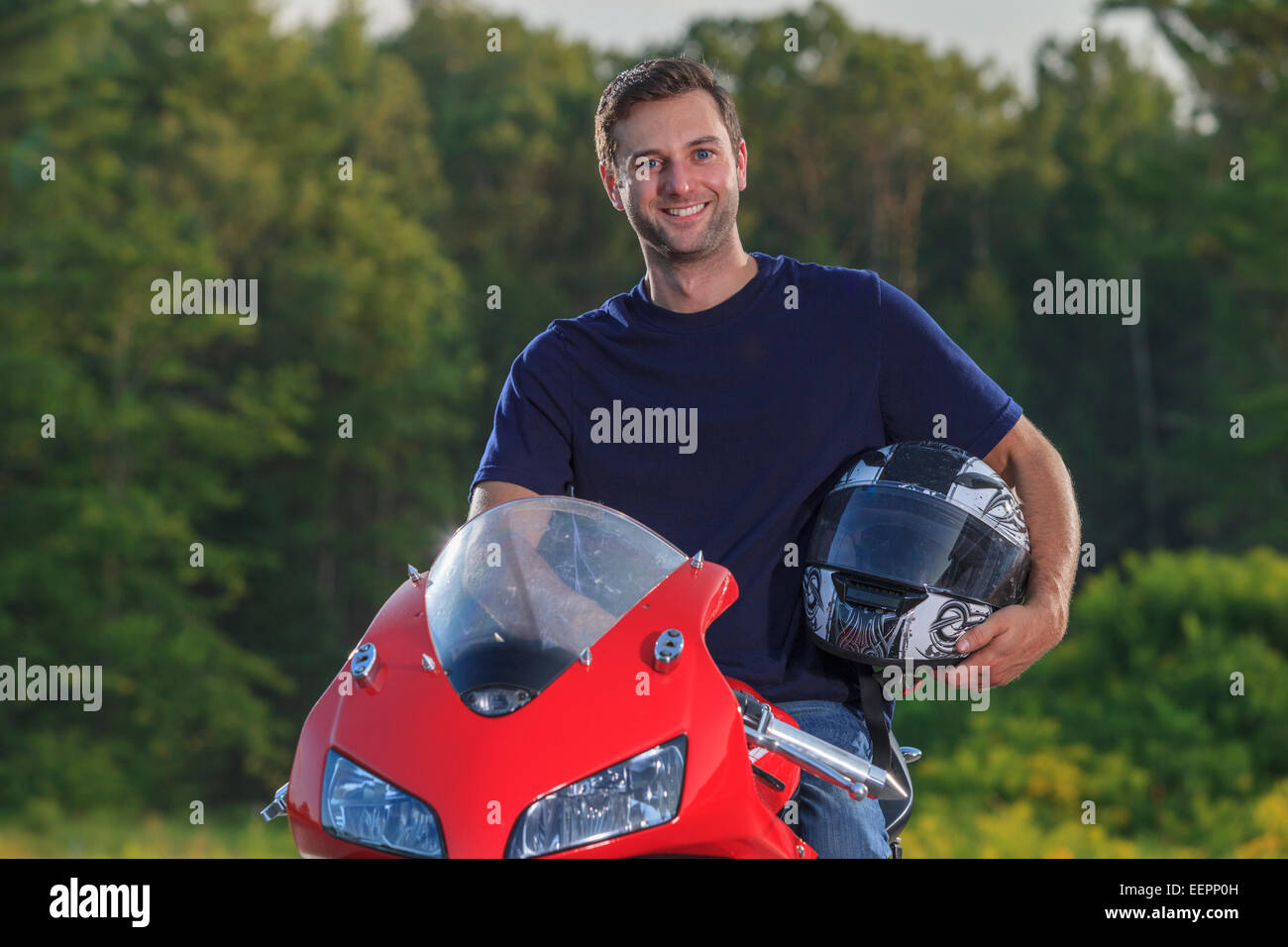 Mann helm motorrad -Fotos und -Bildmaterial in hoher Auflösung – Alamy