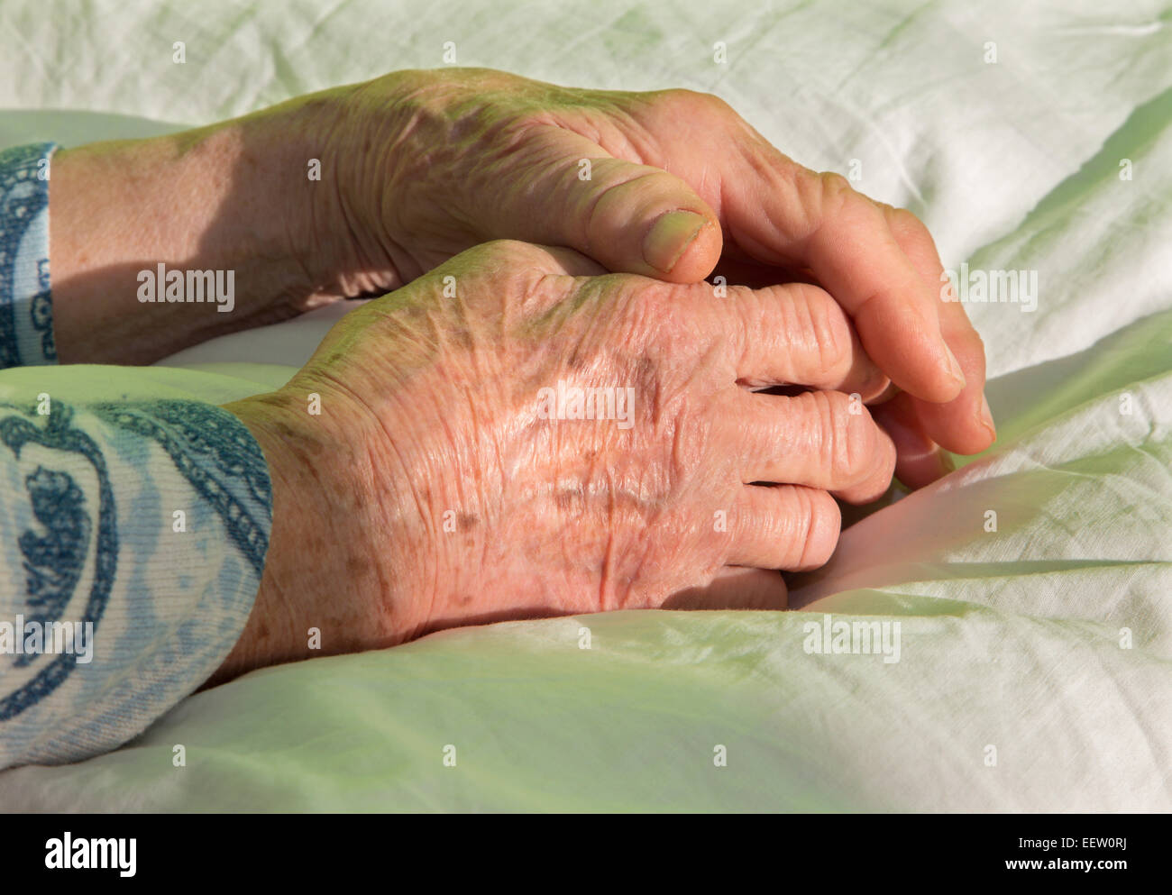 Alte hände bett -Fotos und -Bildmaterial in hoher Auflösung – Alamy