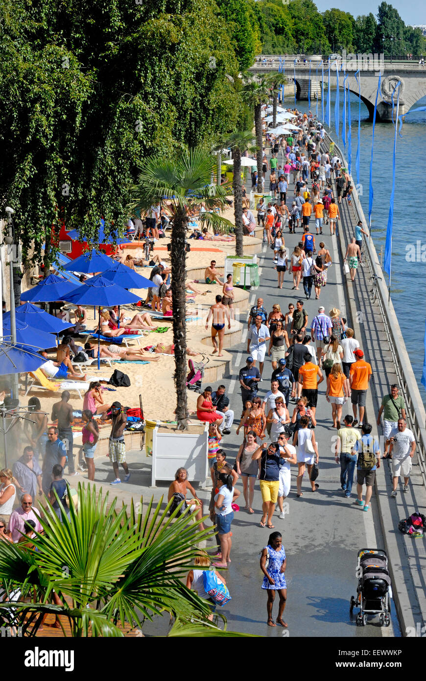 Sonnenanbeter in bikinis -Fotos und -Bildmaterial in hoher Auflösung ...