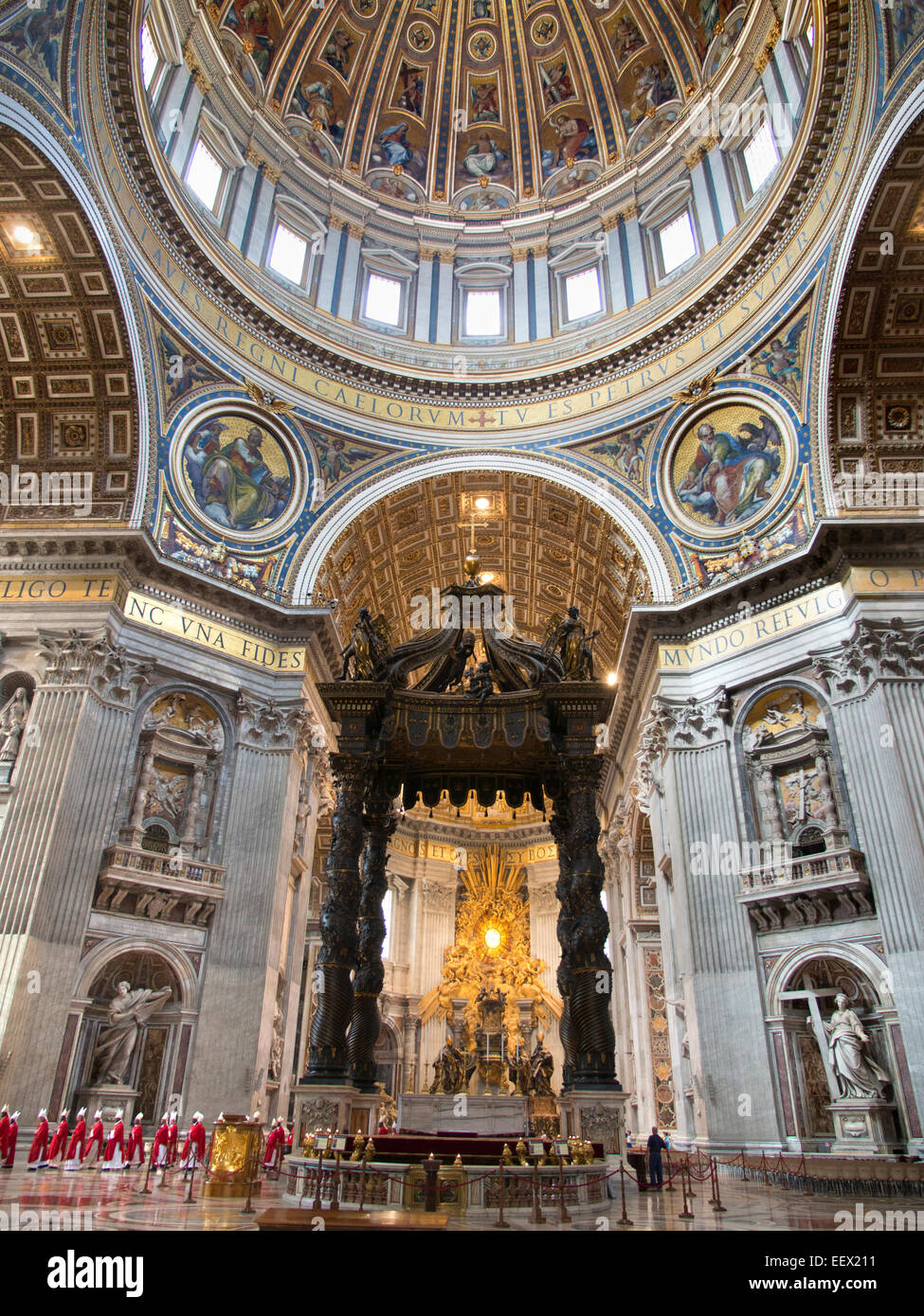 Das großartige Innere der Basilika St. Peter im Vatikan, Rom, mit einer ...