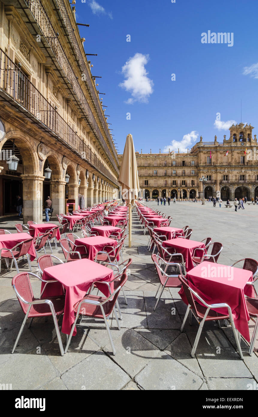 Cafe Tische und Stühle im Barock Stil Plaza Mayor, Salamanca, Spanien ... Cafe Tische und Stühle im Barock Stil Plaza Mayor, Salamanca, Spanien ...