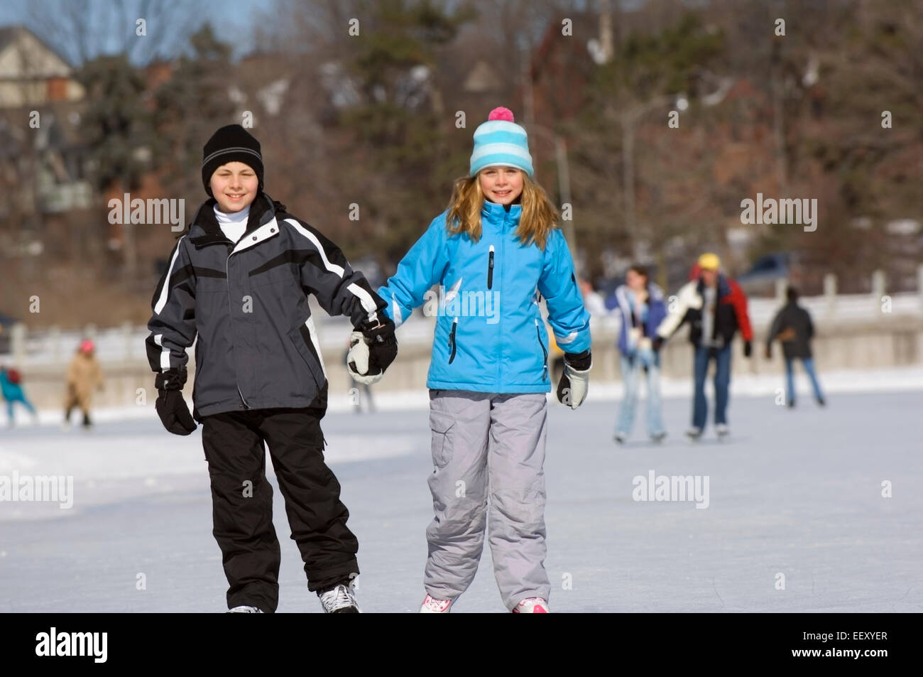 Schwester des bruders eislauf kind -Fotos und -Bildmaterial in hoher Auflösung – Alamy