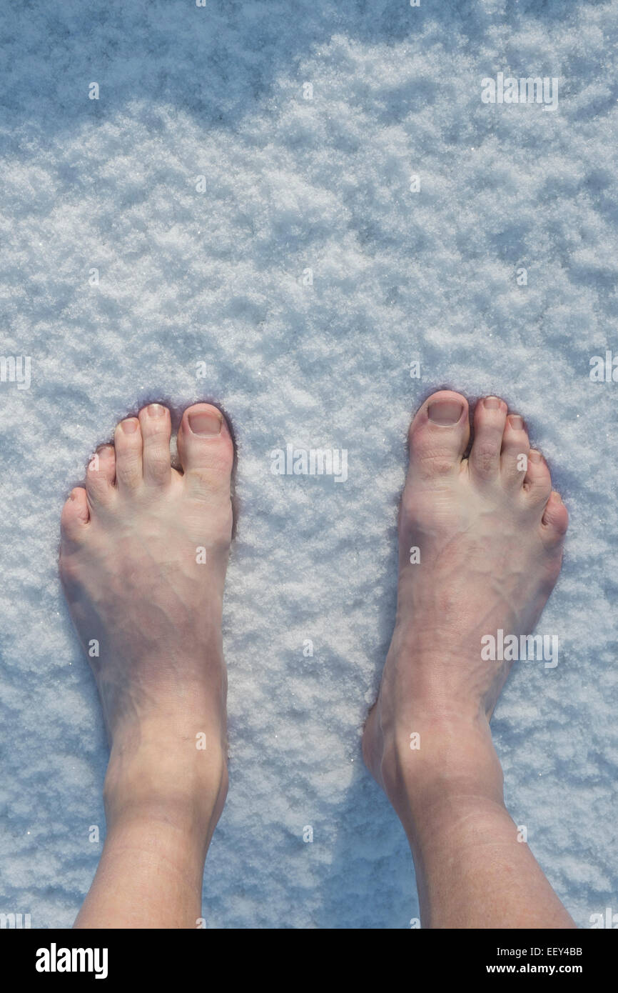 Barfuss In Schnee Stockfotos und -bilder Kaufen - Alamy