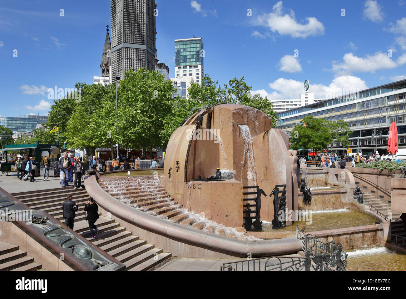 Berlin, Deutschland, Besucher sieht am Breitscheidplatz Stockfotografie ...