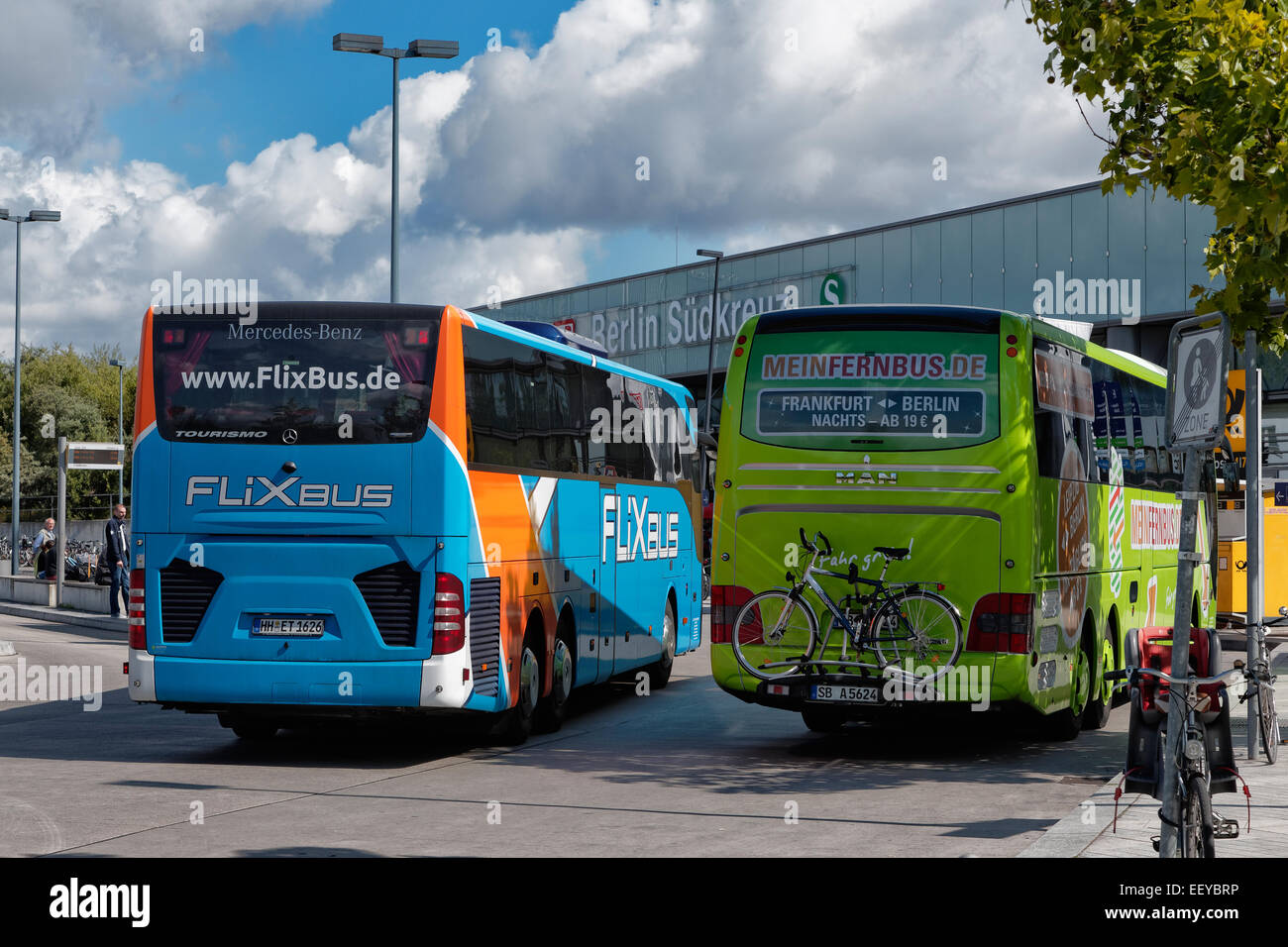 Lange busse -Fotos und -Bildmaterial in hoher Auflösung – Alamy