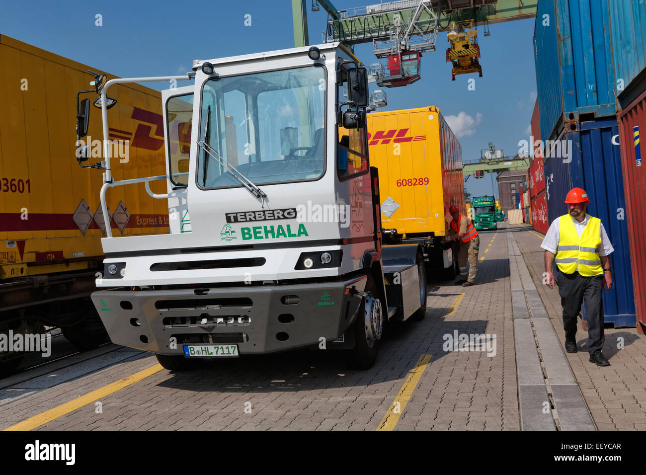Berlin, Deutschland, Elektro-LKW-Container-Terminal im Westhafen ...