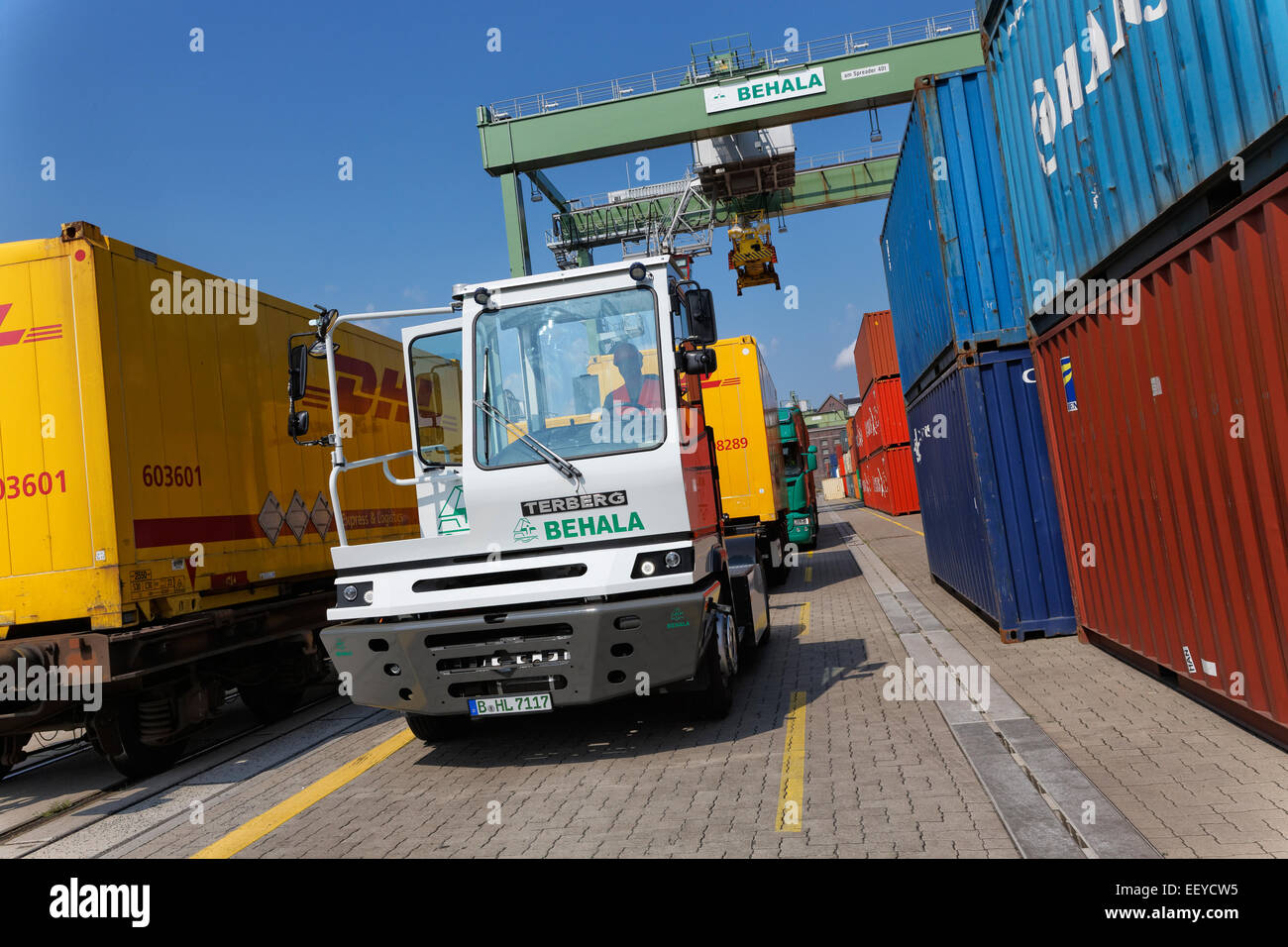 Berlin, Deutschland, Elektro-LKW-Container-Terminal im Westhafen ...