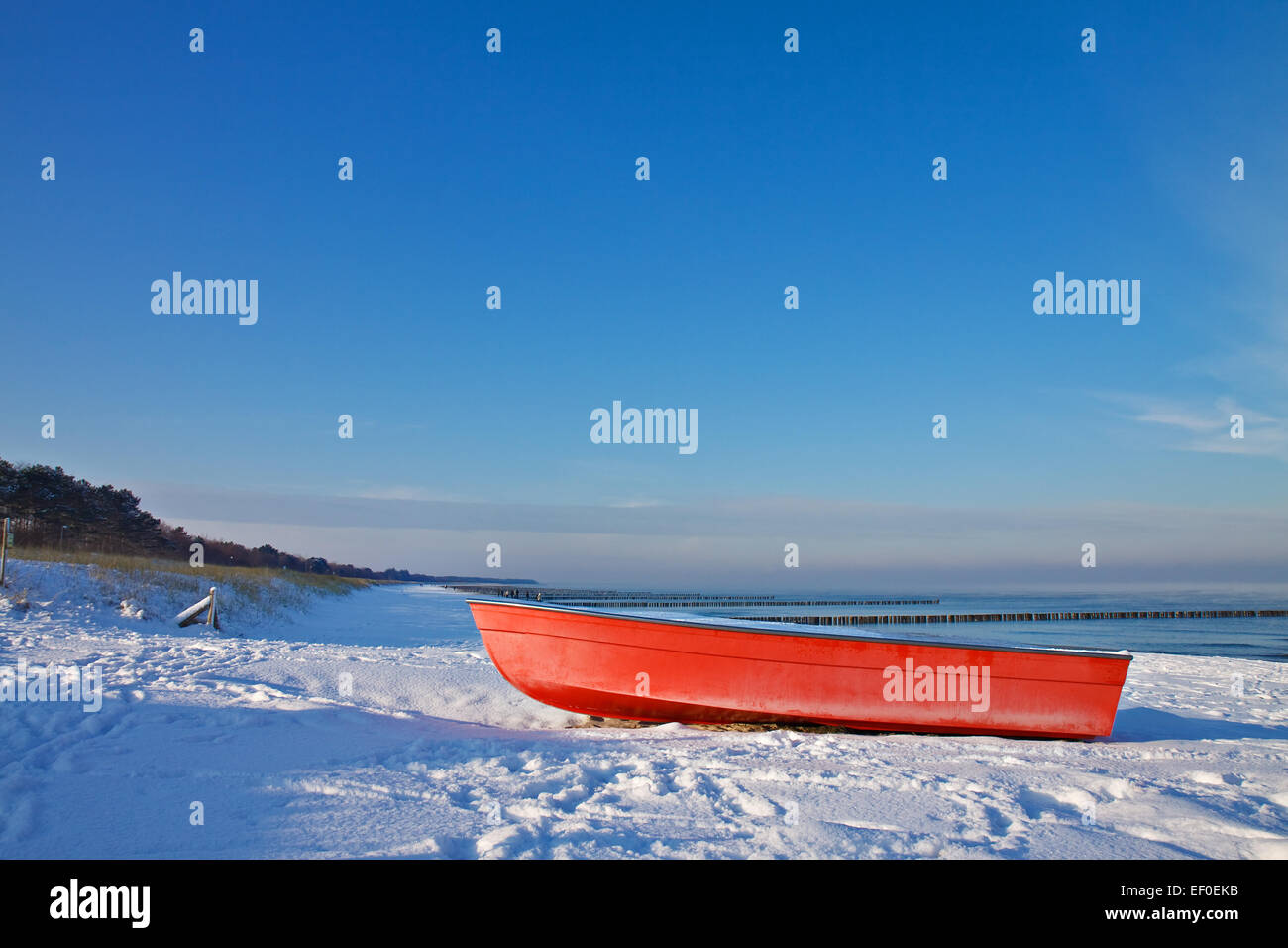 Rotes boot blaues boot -Fotos und -Bildmaterial in hoher Auflösung – Alamy