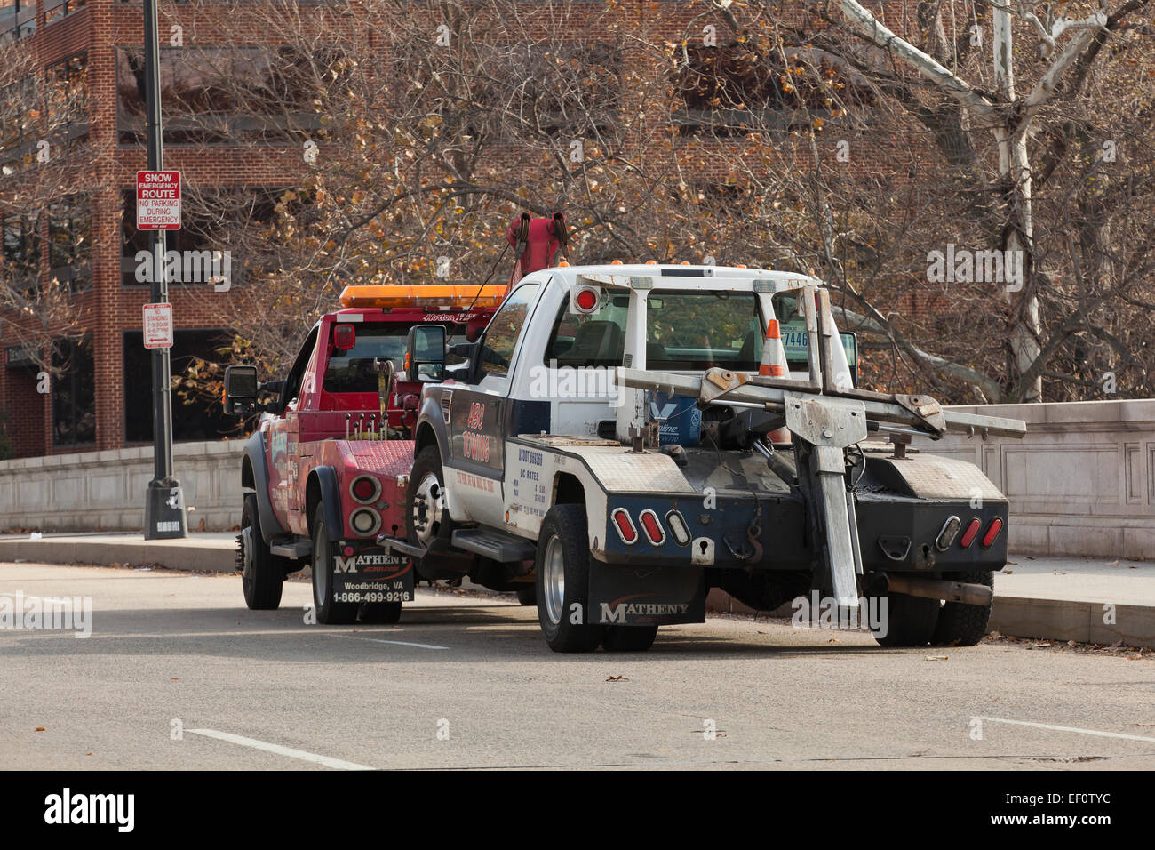 Abschleppwagen LKW wird abgeschleppt - USA Stockfotografie - Alamy