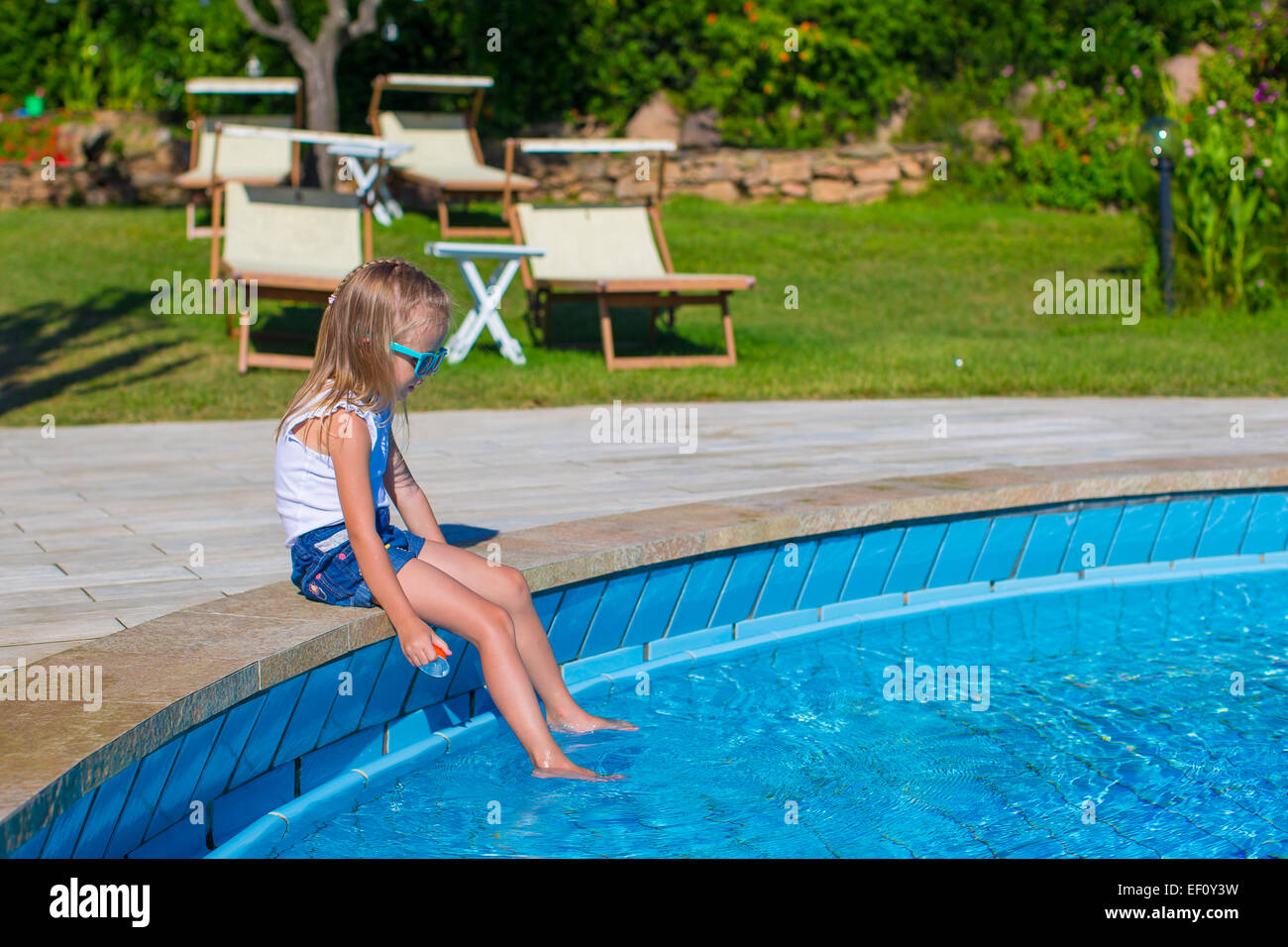 Liebenswert Glückliches Kleines Mädchen Im Schwimmbad Stockfotografie