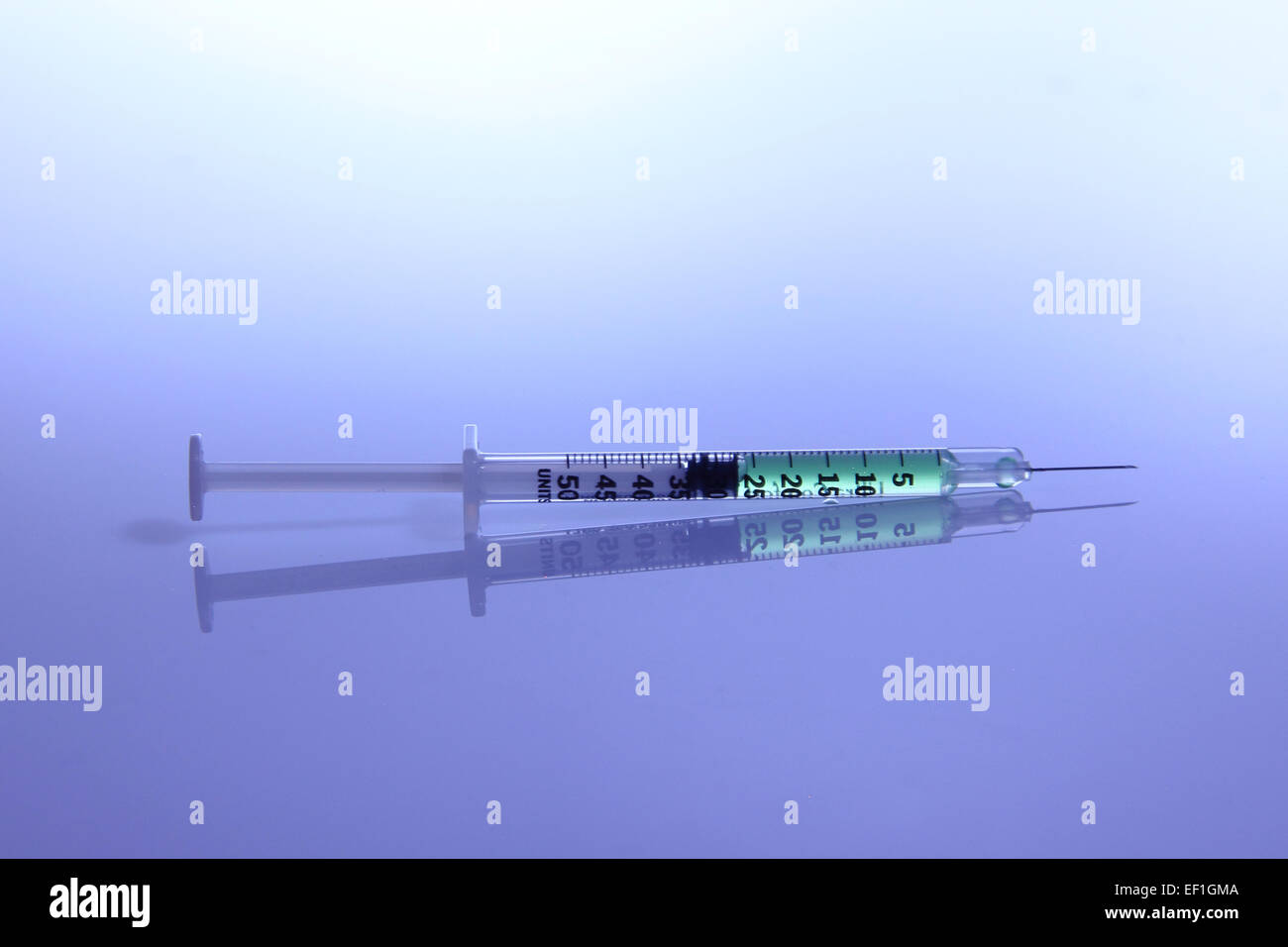 Spritze mit medizin -Fotos und -Bildmaterial in hoher Auflösung – Alamy