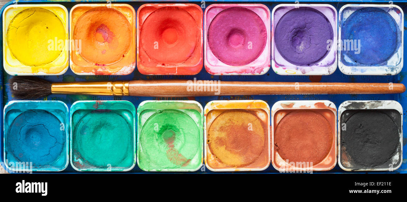 Kunstpalette mit farben und pinsel -Fotos und -Bildmaterial in hoher ...