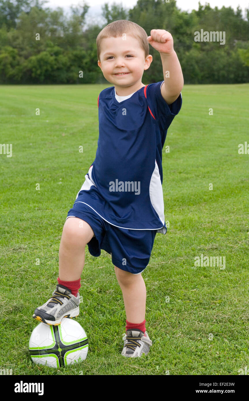 Junge fußball lächelt -Fotos und -Bildmaterial in hoher Auflösung – Alamy
