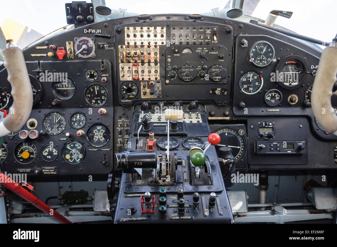 Alte flugzeug cockpit instrumente -Fotos und -Bildmaterial in hoher ...