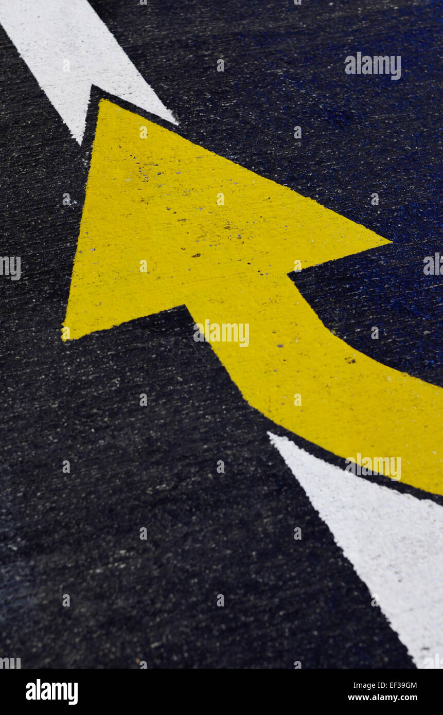 Road Markings Arrow Stockfotos und -bilder Kaufen - Alamy