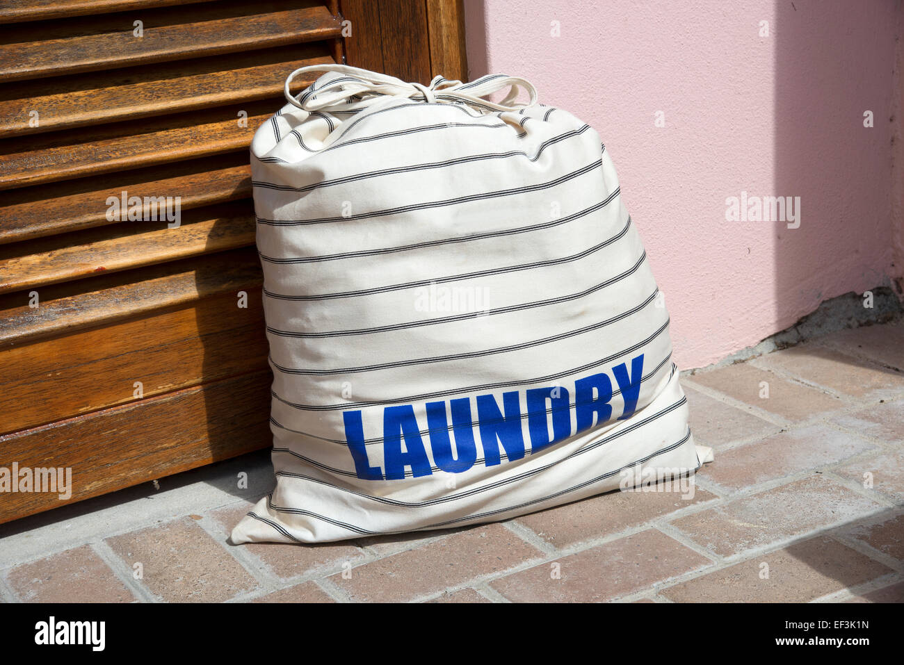 Schmutzige waschbeutel -Fotos und -Bildmaterial in hoher Auflösung – Alamy