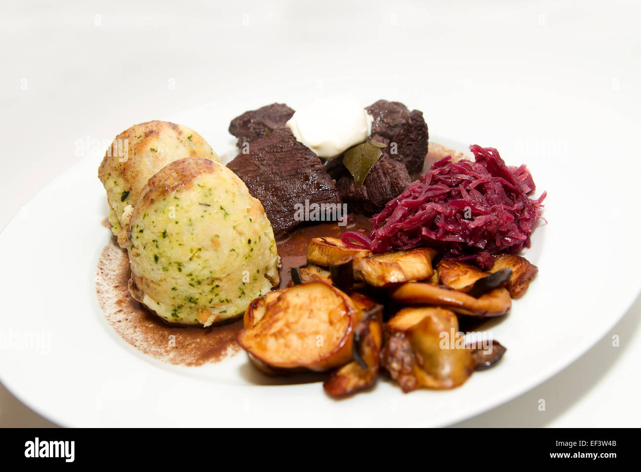 Reh-Gulasch mit Semmelknödel und Rotkraut Stockfotografie - Alamy