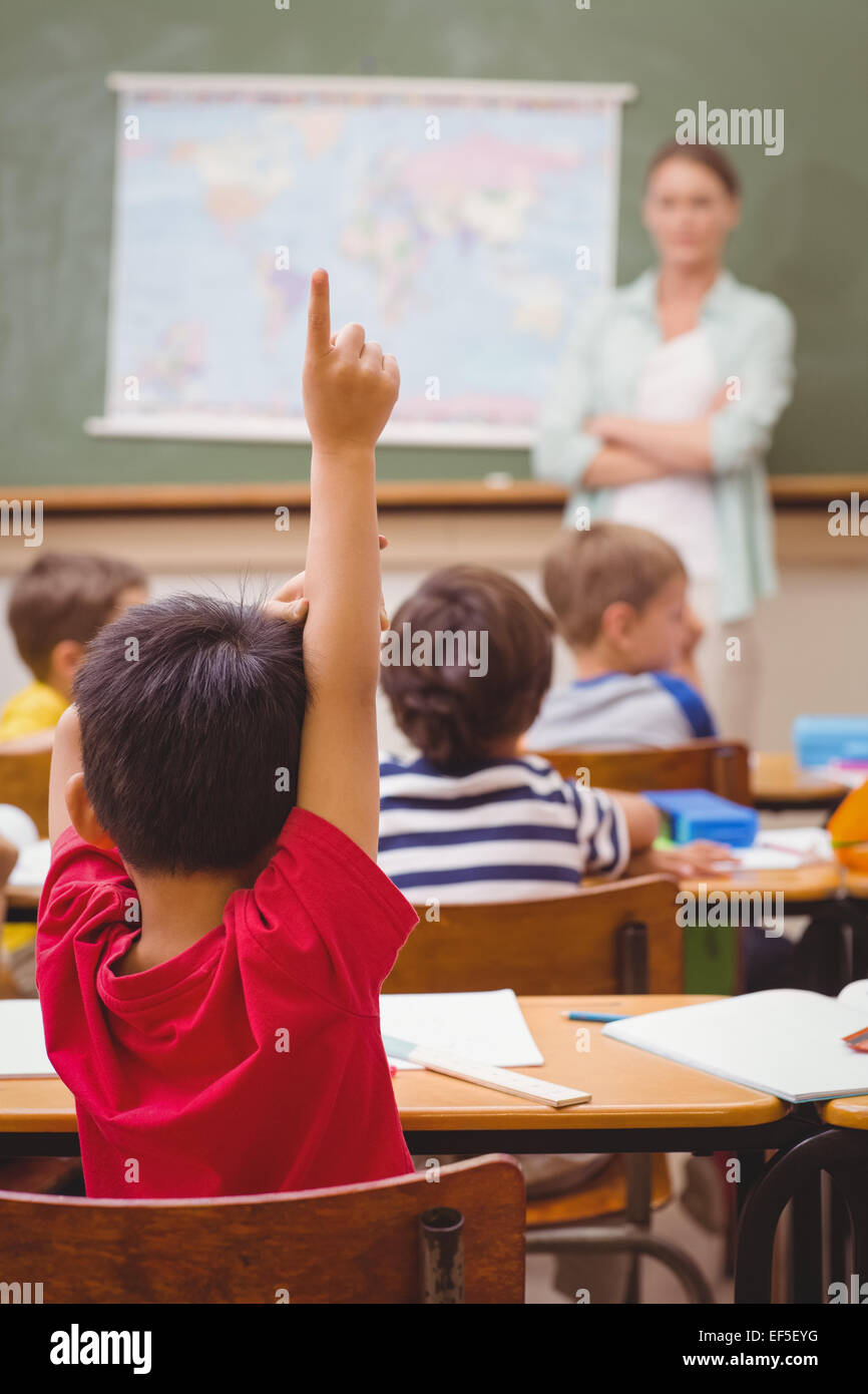 Schüler, die Hand heben, während Erdkundeunterricht in classrorm ...