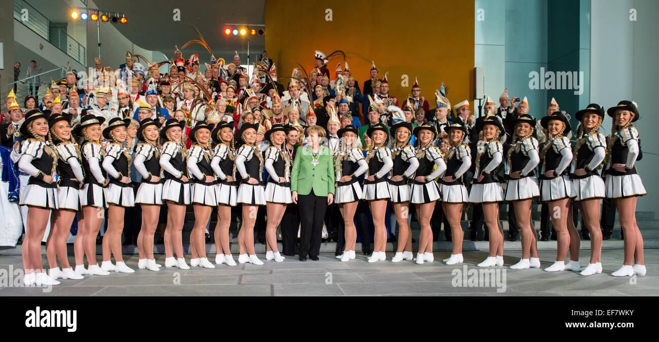 Bundeskanzlerin Angela Merkel (CDU, C) begrüßt Karneval "Prinzenpaare ...