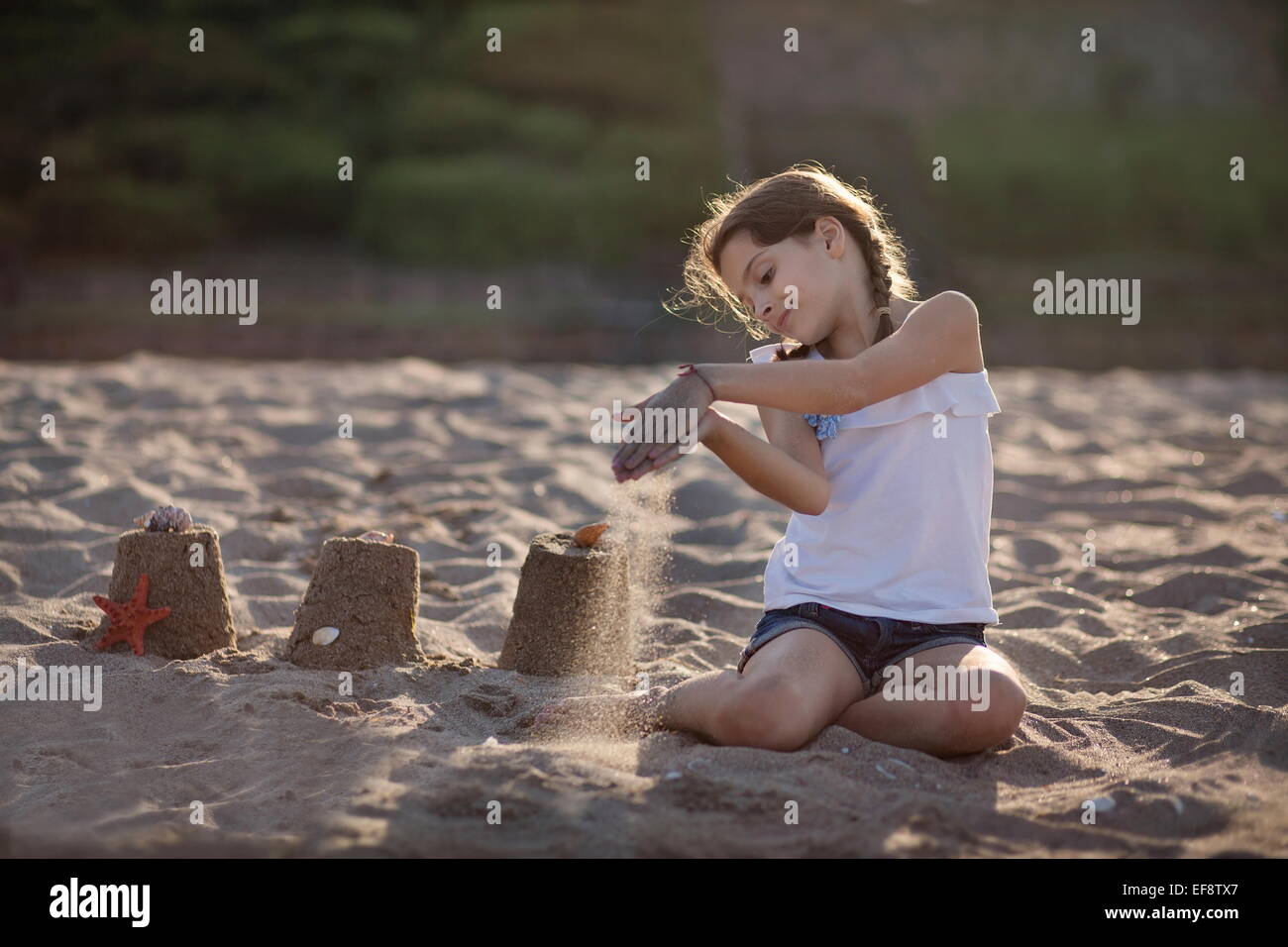 Sandiges spielen -Fotos und -Bildmaterial in hoher Auflösung – Alamy