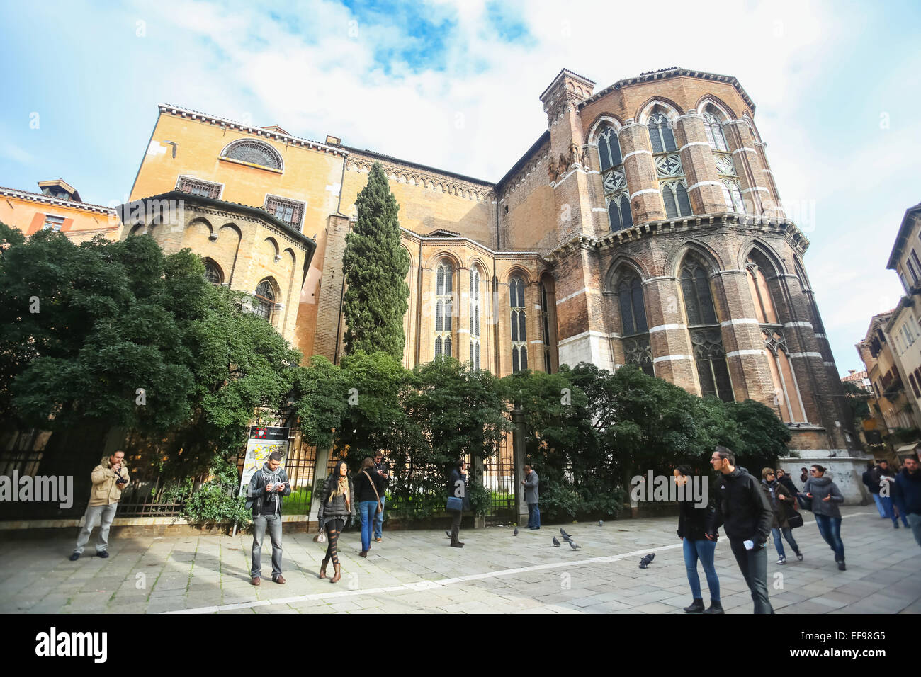 Passanten vor der Basilica di Santa Maria Gloriosa dei Frari in Venedig, Italien Stockfotografie ...