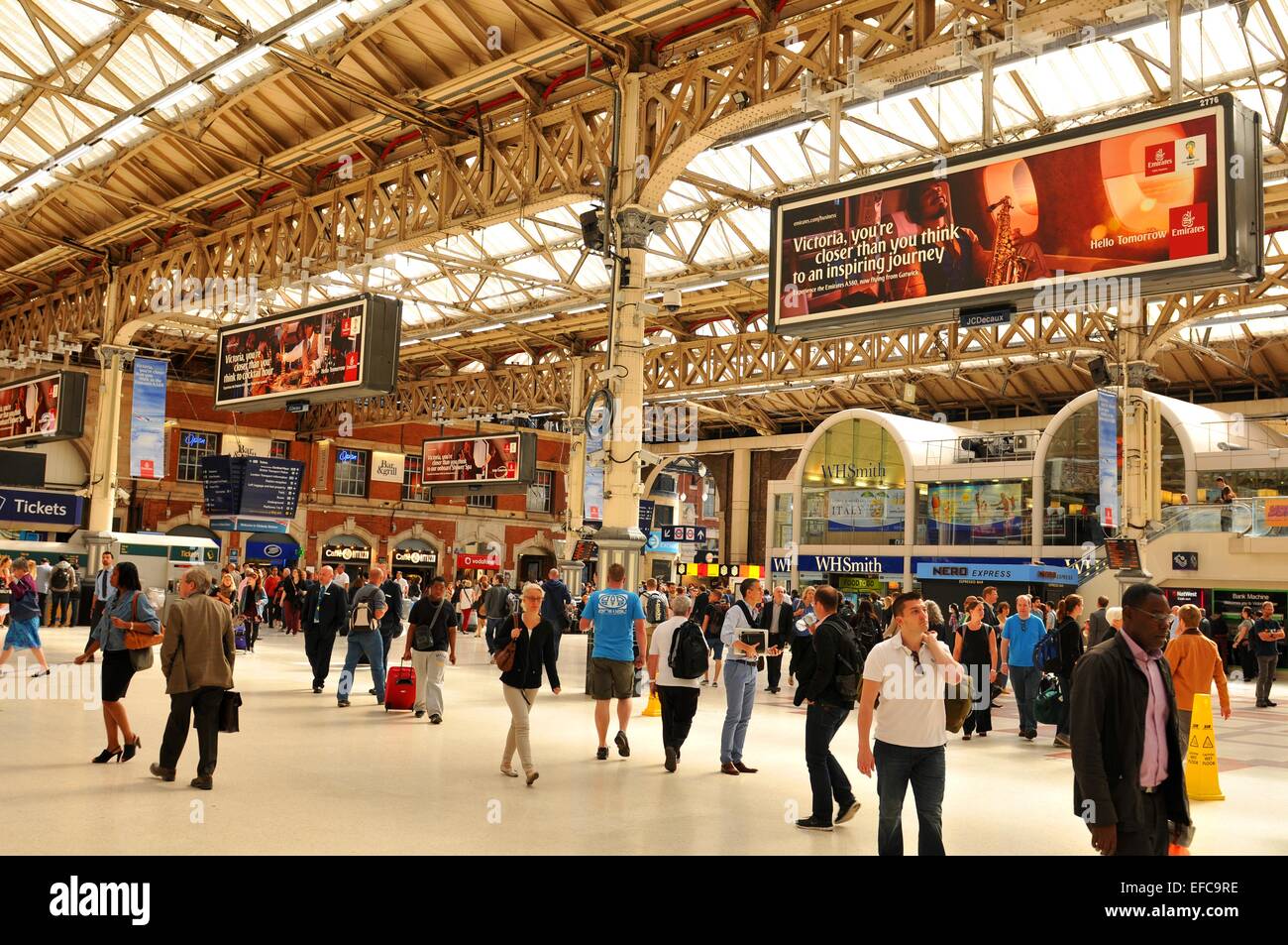 LONDON, UK - 9. Juli 2014: Rush Hour in Victoria Station, London ...