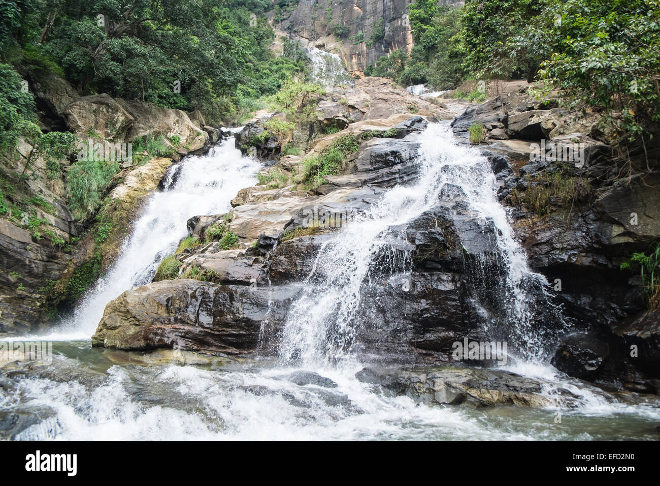 Buddhistische mönche am wasserfall -Fotos und -Bildmaterial in hoher ...