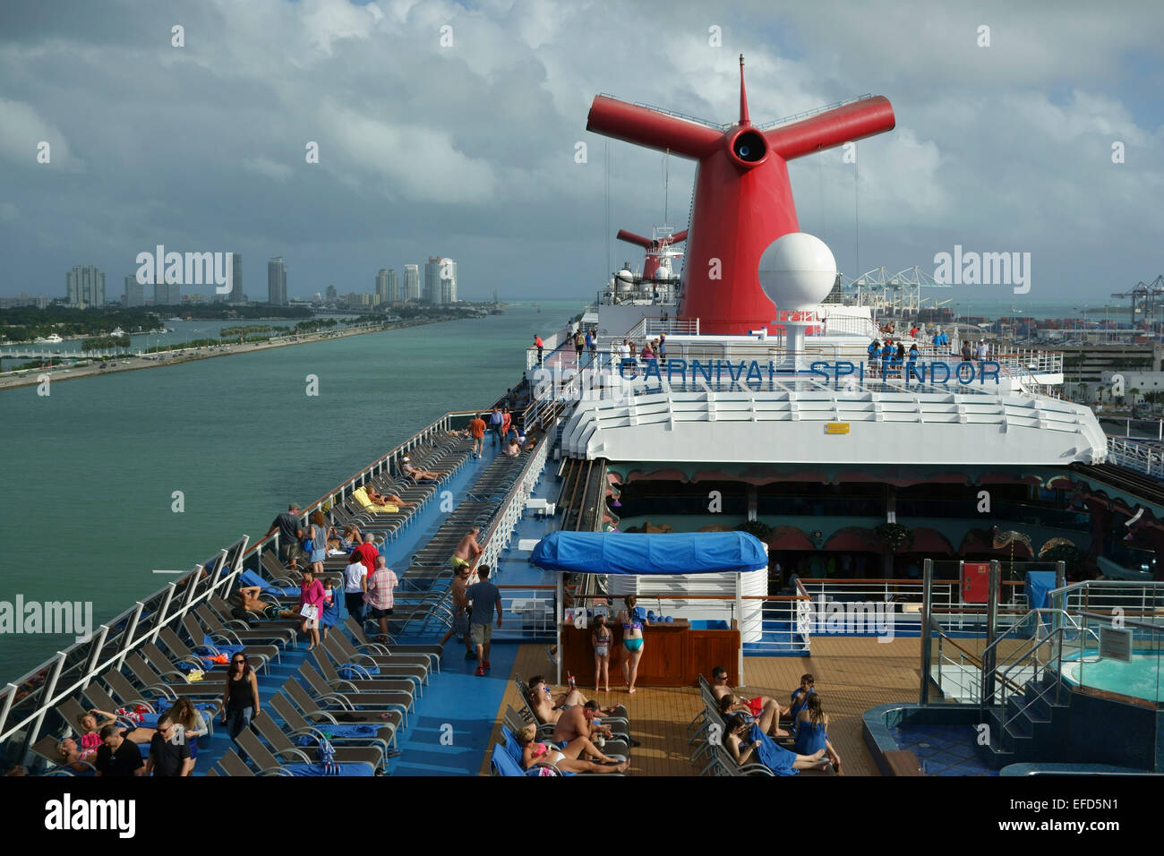 Luftaufnahme der Kreuzfahrt Schiffe in den Hafen von Miami, Florida ...