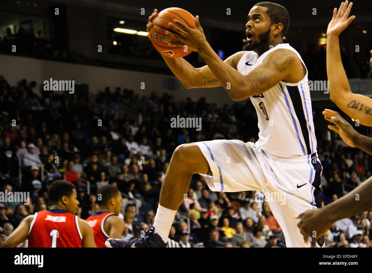 Old Dominion Monarchs bewachen Aaron Bacote (1) Laufwerke an das Netz ...