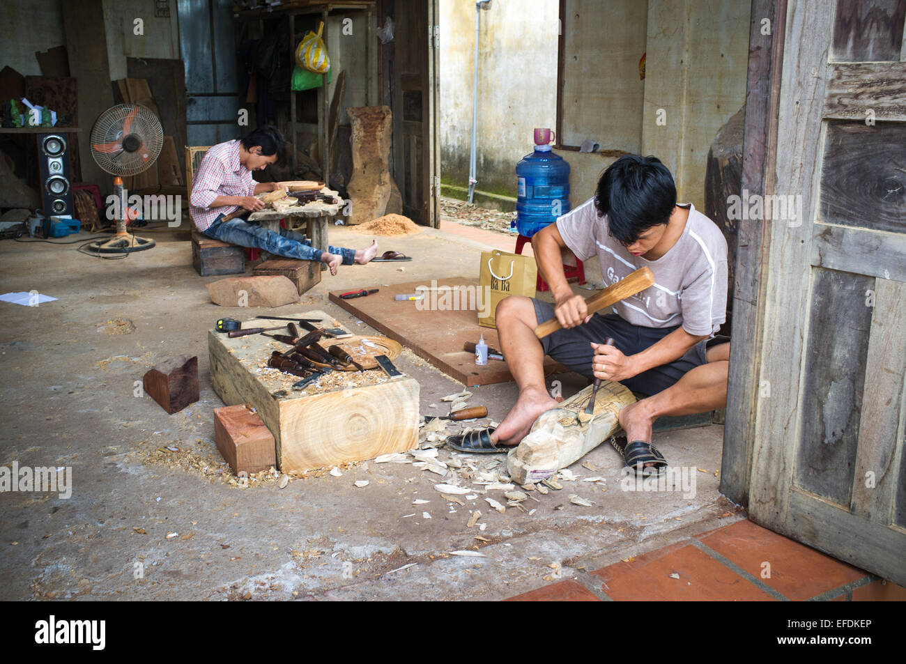 Holzschnitzer holzschnitzer schnitzen -Fotos und -Bildmaterial in hoher ...