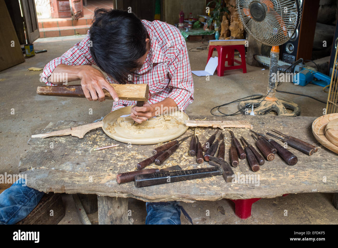 Holzschnitzer holzschnitzer schnitzen -Fotos und -Bildmaterial in hoher ...