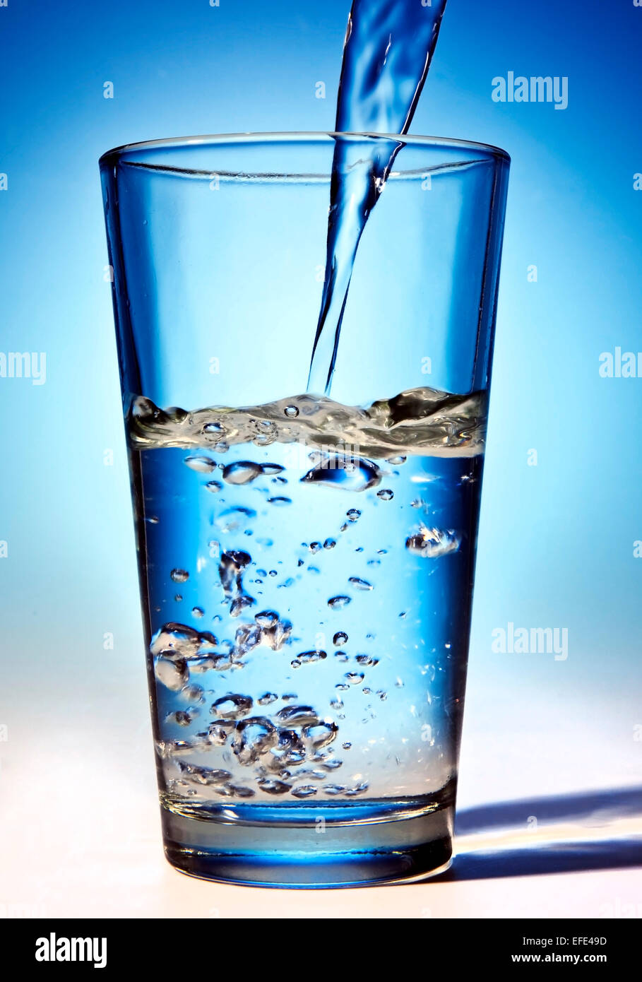 Wasser wird in ein glas gegossen -Fotos und -Bildmaterial in hoher ...