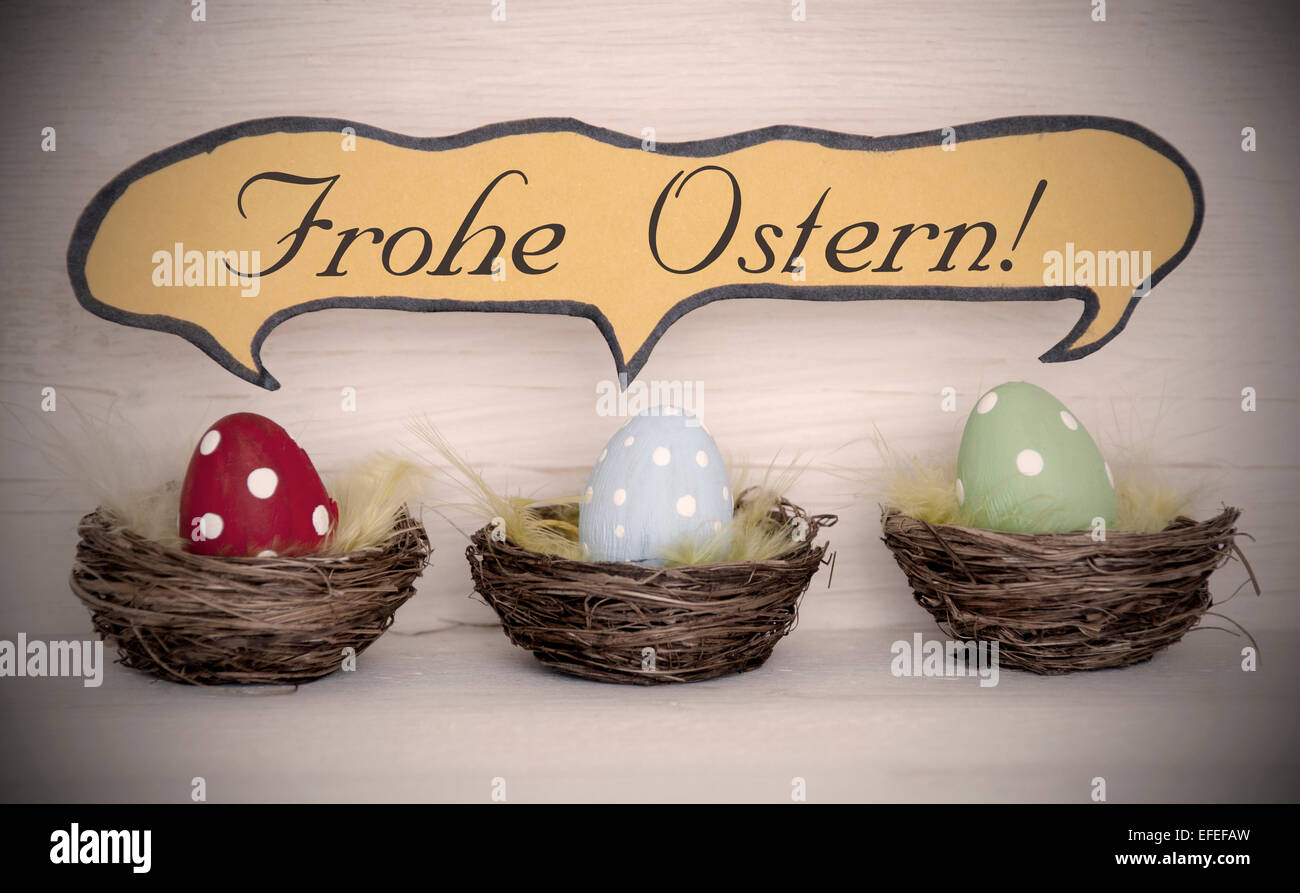 Spotlight auf drei bunte rot, blau und grün gepunktete Ostereier im ... Spotlight auf drei bunte rot, blau und grün gepunktete Ostereier im ...