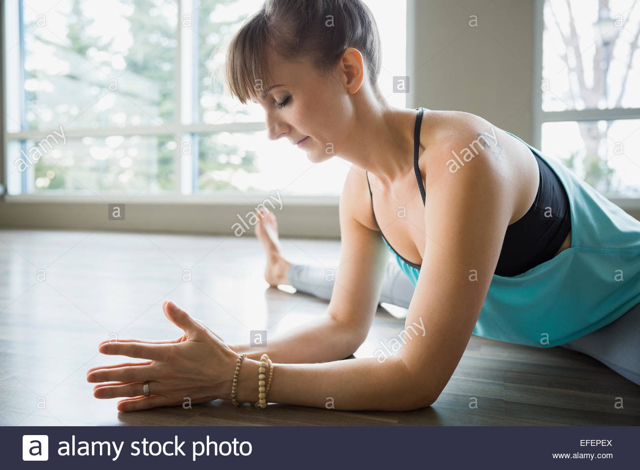 Frau breitbeinig sitzen -Fotos und -Bildmaterial in hoher Auflösung – Alamy