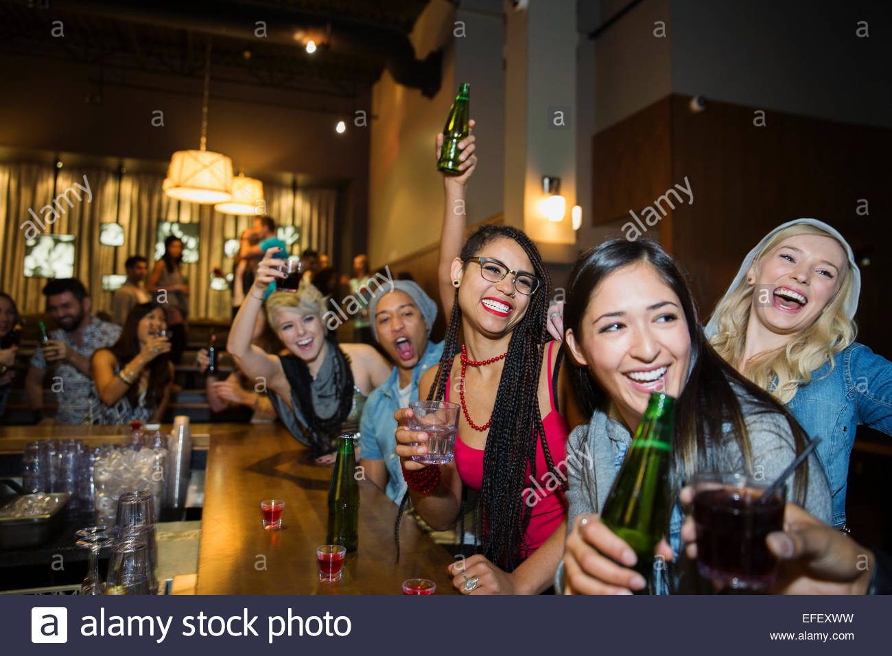 Gruppe freunde, die an der bar sitzen -Fotos und -Bildmaterial in hoher Auflösung - Seite 2 - Alamy